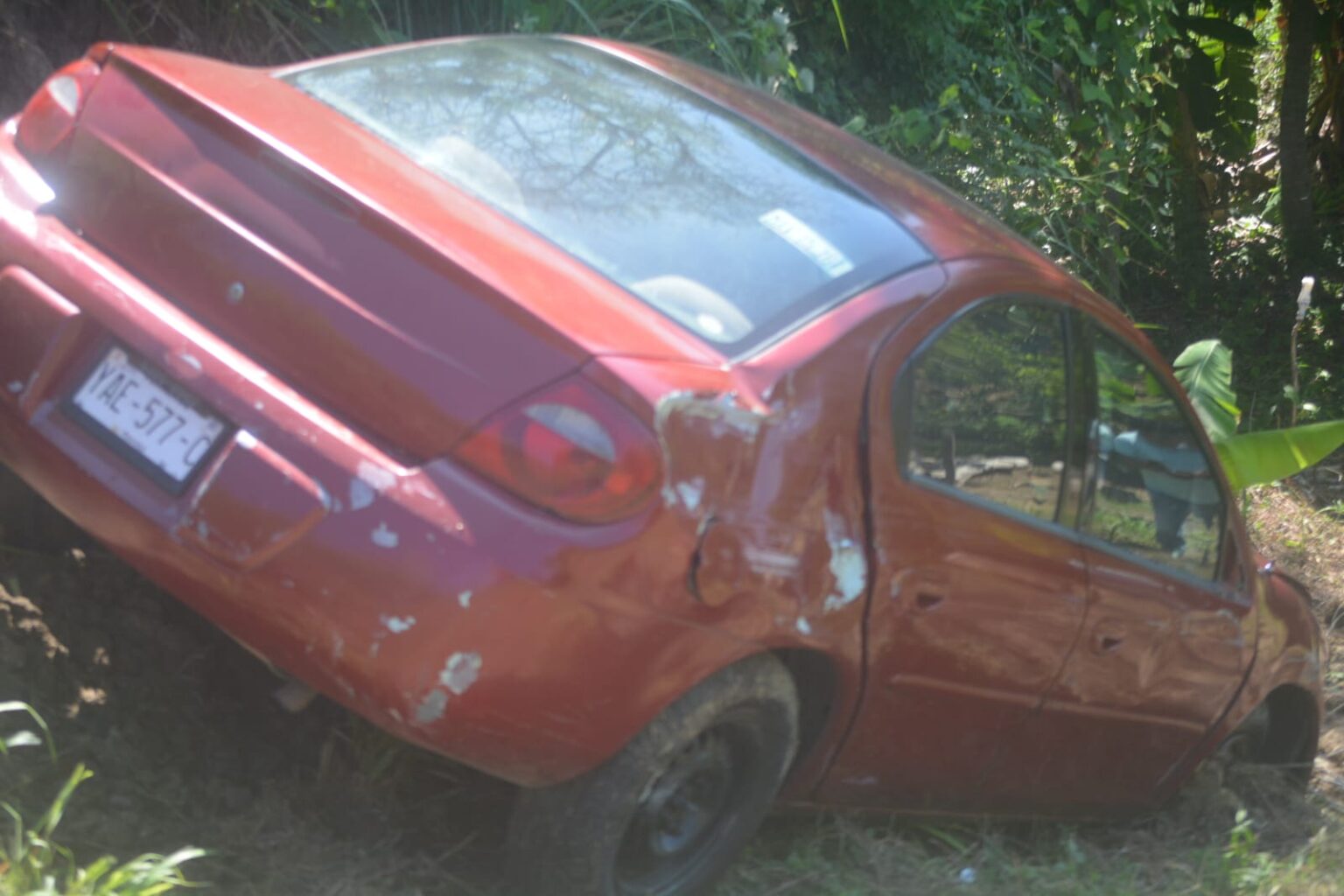 Revienta neumático y acaba fuera de la autopista México-Tuxpan - Forotuxpan